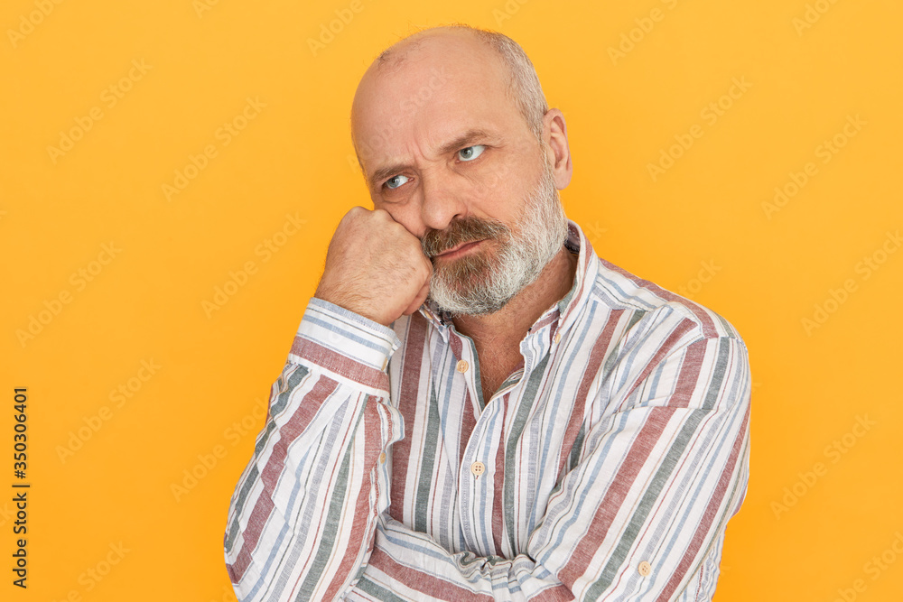 Foto de Stock Displeased grumpy senior man with bald head posing ...