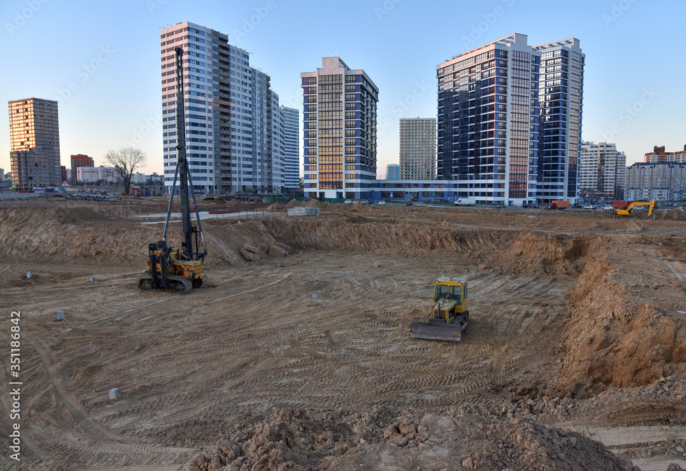 Vibrating hydraulic hammer. Hydraulically driven free-fall hammer for ...