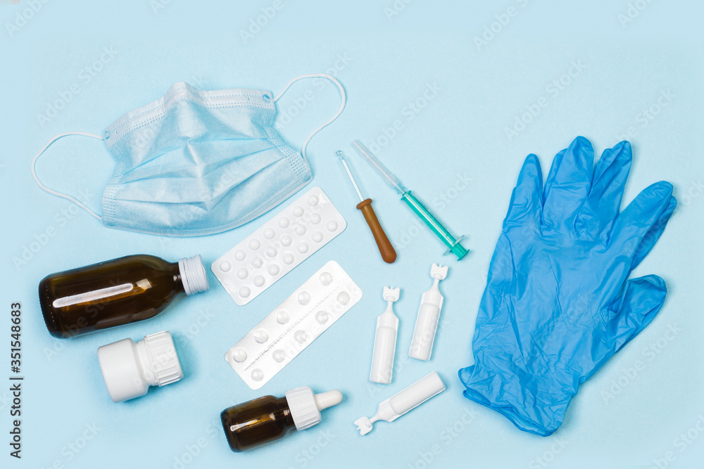 Mascarilla, guantes de látex, medicamentos, inyección, pastillas, y un ...