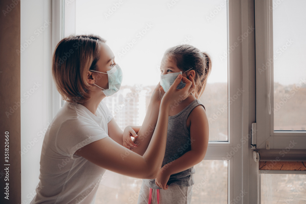 Foto de Stock Family Mom and Daughter in Medical Mask. Young Woman and ...
