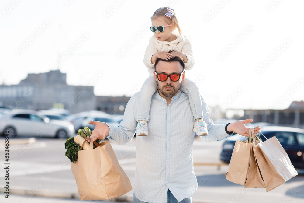 Foto Caucasian father shopping in grocery store with baby daughter. Dad ...