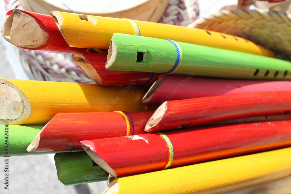 Stock-Foto „Artesanía Mexicana flautas de madera coloridas, SIerra ...