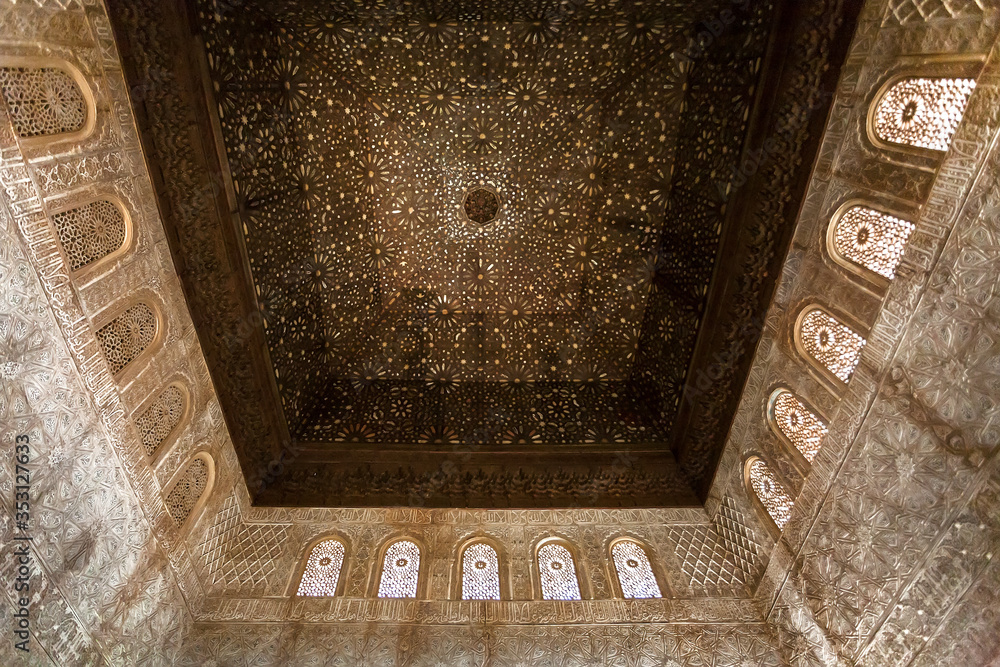 Stockfotot Ceiling and walls with Islamic calligraphy and patterns, the ...
