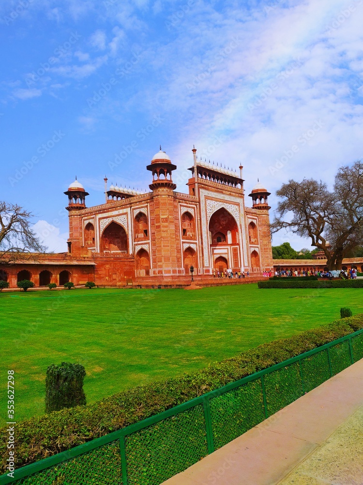 Photo Stock the great gate of Taj Mahal with garden in Agra, India ...