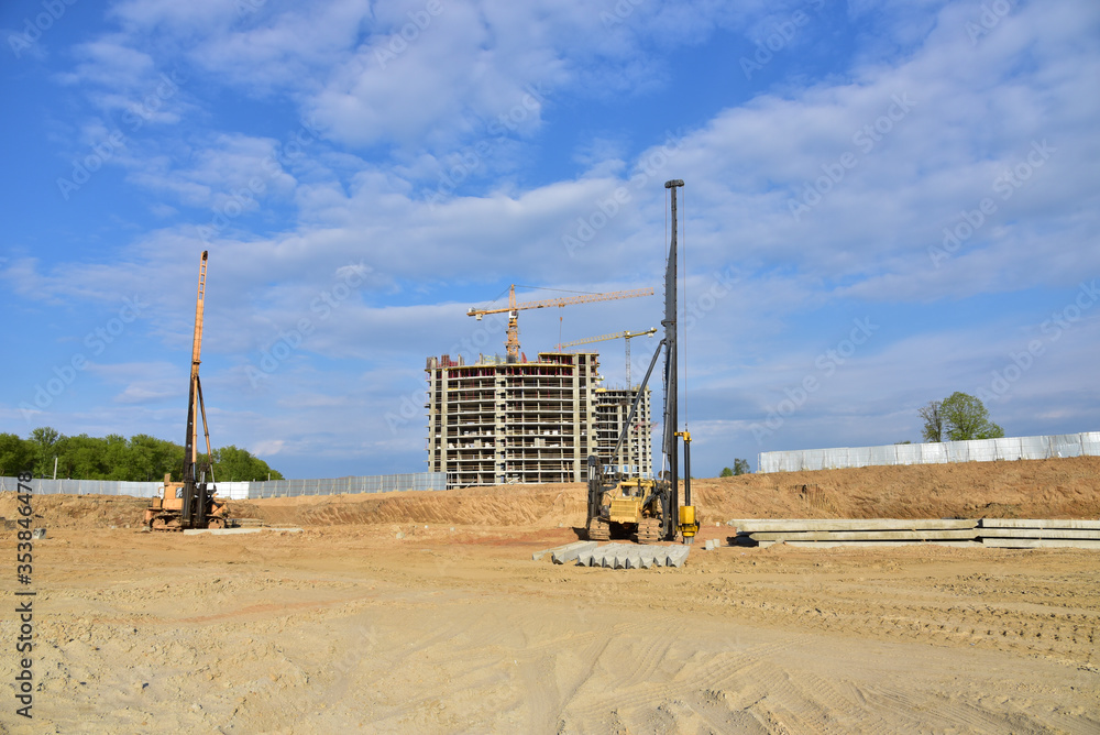 Vibrating hydraulic hammer. Hydraulically driven free-fall hammer for ...