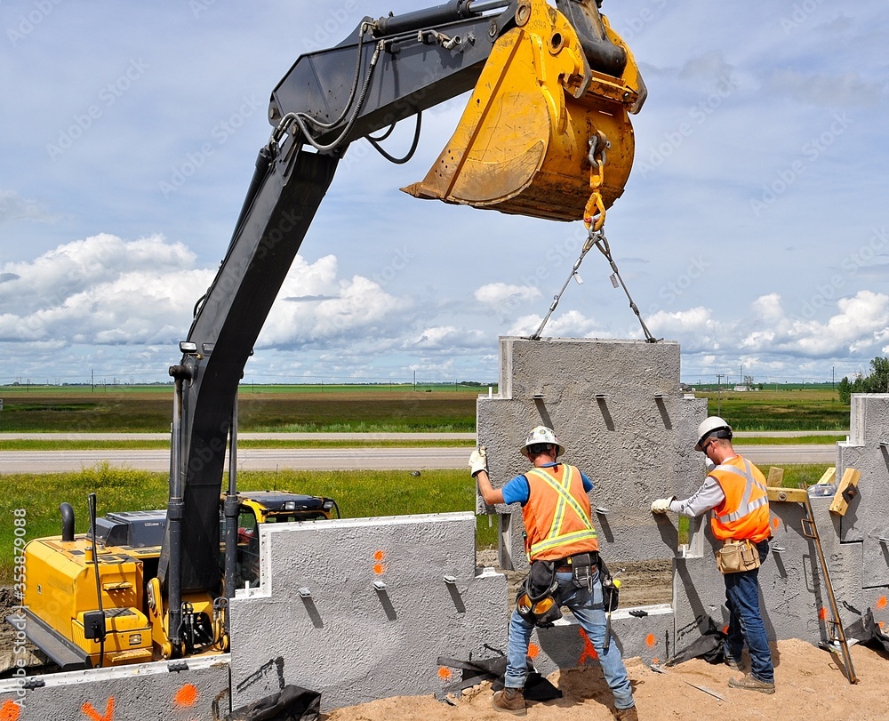 Foto de Stock Mechanically Stabilized Earth (MSE) wall construction ...