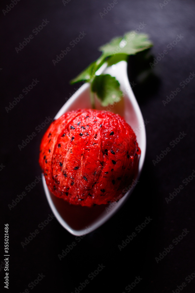 Foto de Stock Pitaya roja de mexico fruta exótica del nopal en tabla de ...