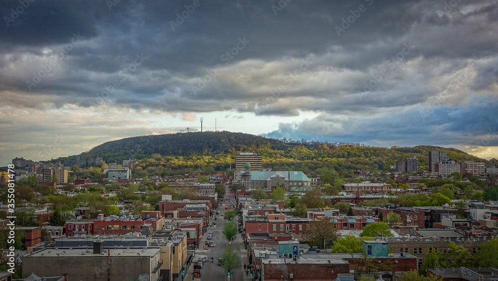 Foto High view on Mount Royal and nearby district Plateau above Rachel ...