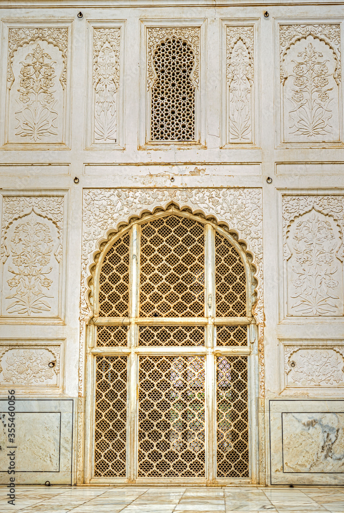 Foto de Stock Intricate Window (Jali) at the Bibi ka Maqbara, built by ...