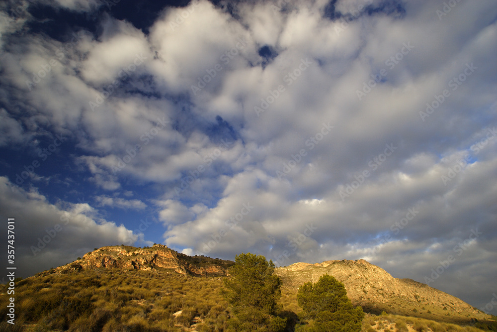 Estratocúmulos sobre la Sierra de la Palera al atardecer. Cieza-Murcia ...