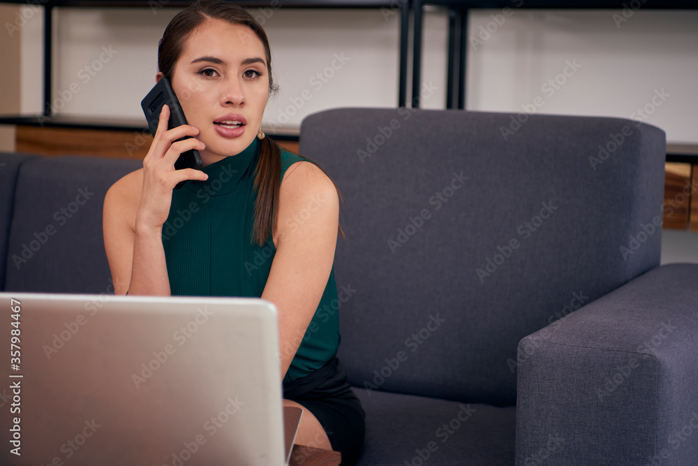 Mujer ejecutiva en casa, contestando llamada por celular, trabajando ...