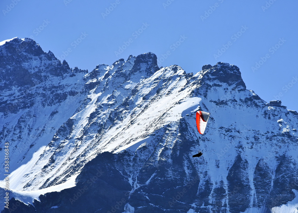 Paragliding on the Eigergletscher , situated in the line between Kleine ...