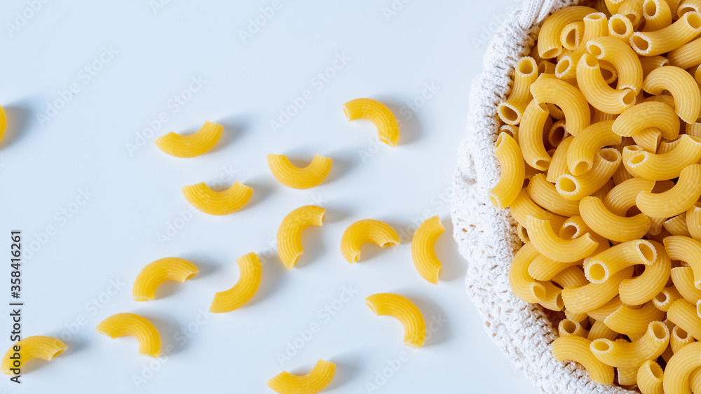 Foto Raw dry uncooked Elbow Macaroni pasta spaghetti on white ...