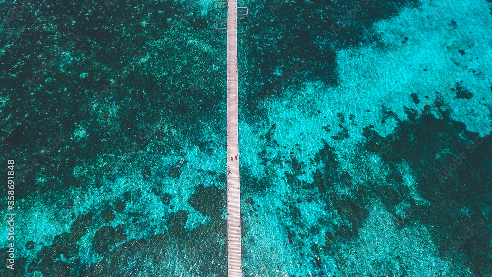 Beautiful top view of wooden bridge with turquoise water in Kanawa ...