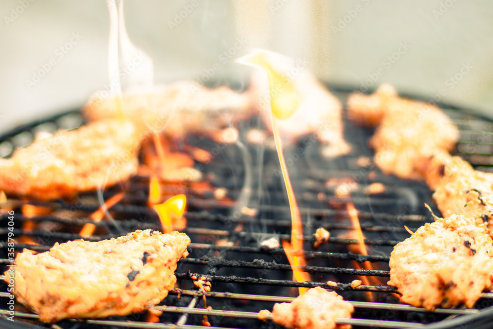Foto de Stock Feuer brennt im Grill und Fleisch wird auf dem Grill ...