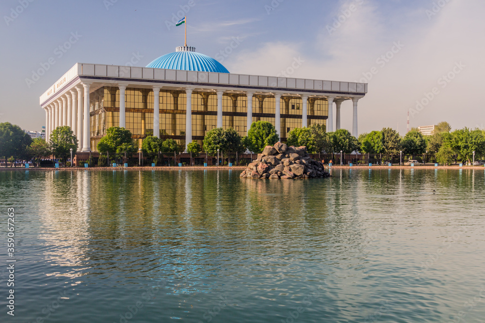Stock-Foto „Oliy Majlis parliament building in Tashkent, Uzbekistan ...