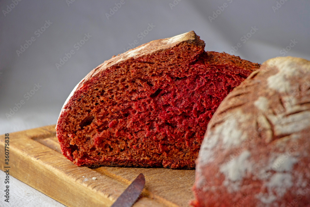 Pan artesanal gourmet de betarraga. Pan de remolacha, hecho con masa ...