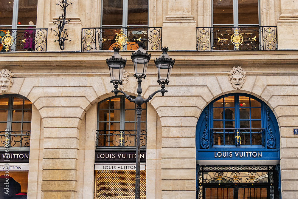 Foto View of French luxury fashion house Louis Vuitton. Flagship store ...