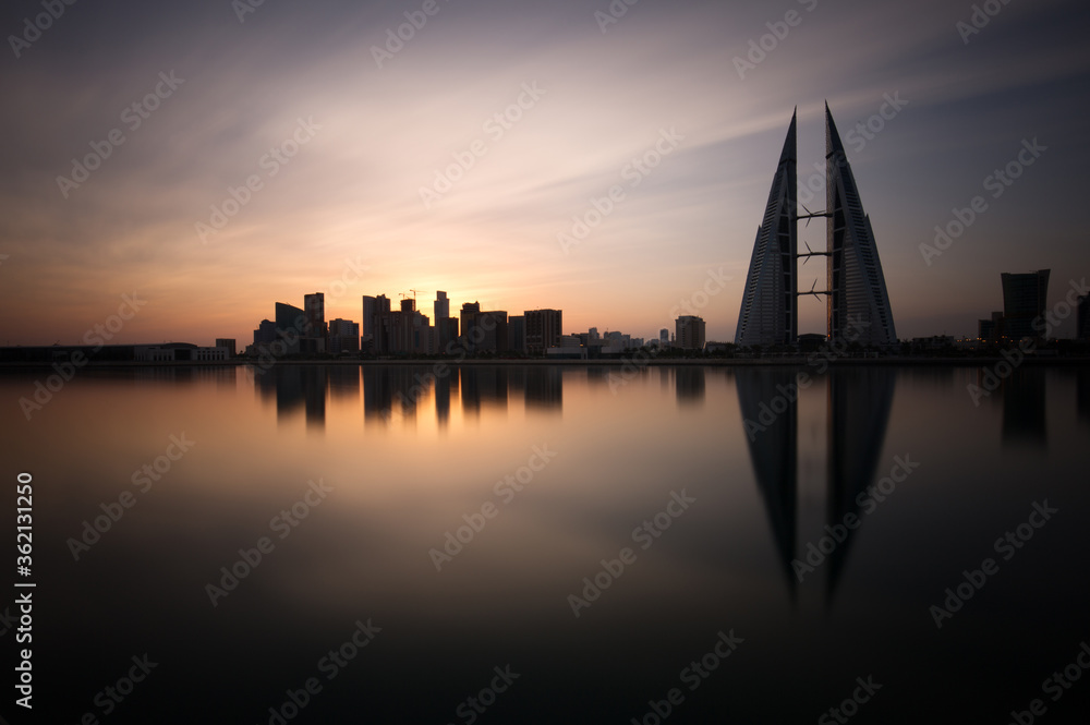 Foto de Stock The Bahrain skyline with beautiful hue in the sky, a view ...