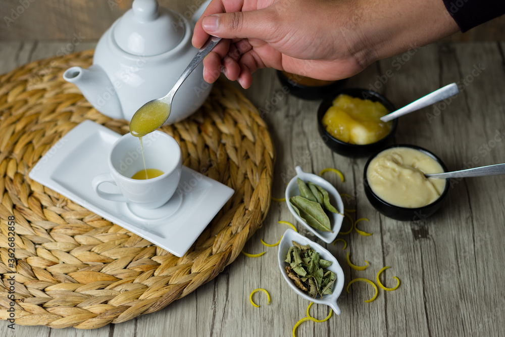 te con miel amarilla de abejas, y hierbas aromáticas, con otros tipos ...
