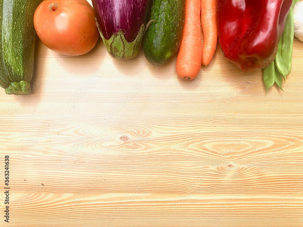 Verduras frescas de la huerta: pimiento, pepino, berenjena, zanahorias ...