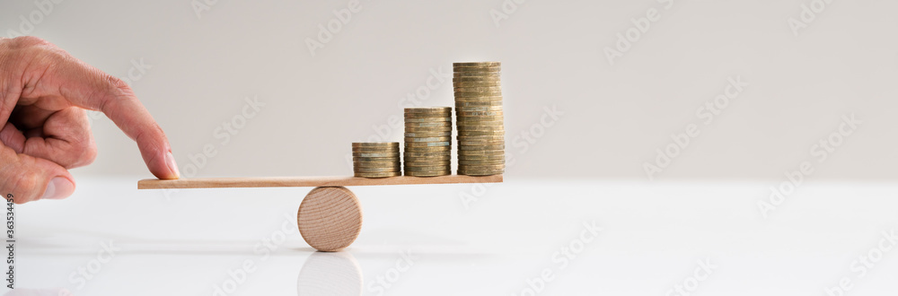 Foto de Stock Financial Leverage Balance | Adobe Stock