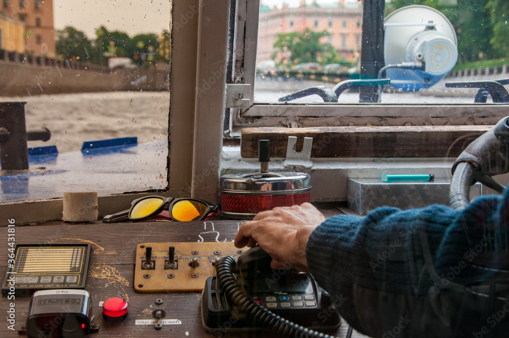 Stock-Foto „Deckhouse of the ship. Helmsman‘s hand on a steering wheel ...