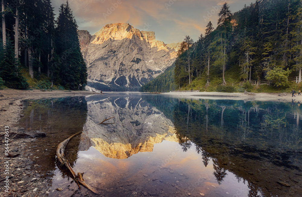 Photo Stock Gorgeous sunrise in Italian Alps. Fairy-tale Lake Braies ...