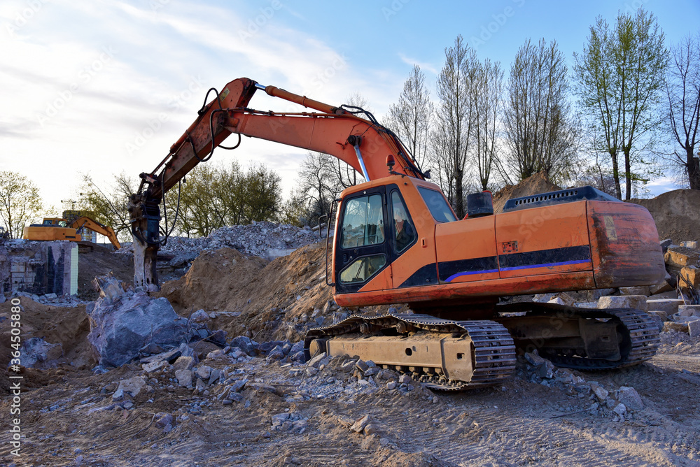 Crawler excavator with hydraulic breaker hammer for the destruction of ...