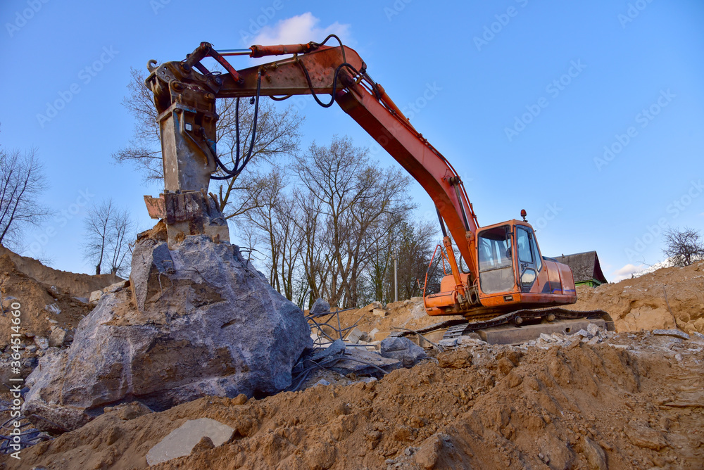 Crawler excavator with hydraulic breaker hammer for the destruction of ...
