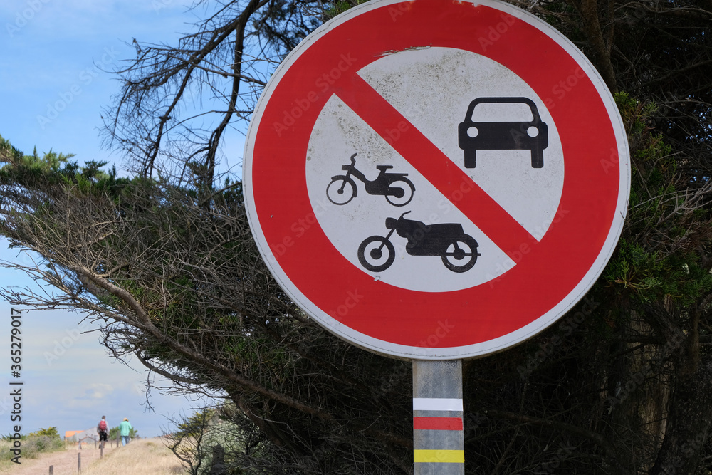 Panneau de signalisation indiquant interdit aux voitures, mobylettes et ...