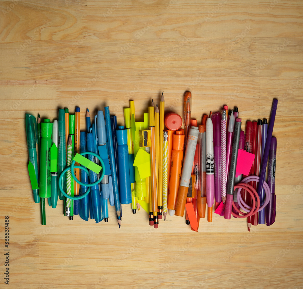 Lapices y utencilios para dibujo y trabajo en casa, con diferentes ...