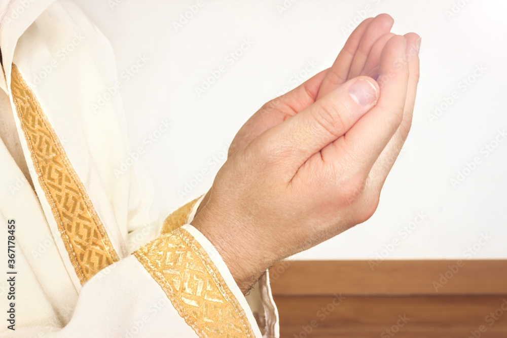Foto de Stock Muslim man with yellow golden imam robe praying with ...