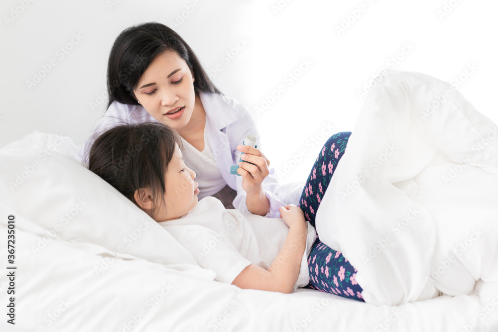 Foto de Stock asian children patient learning to use inhaler medicine ...