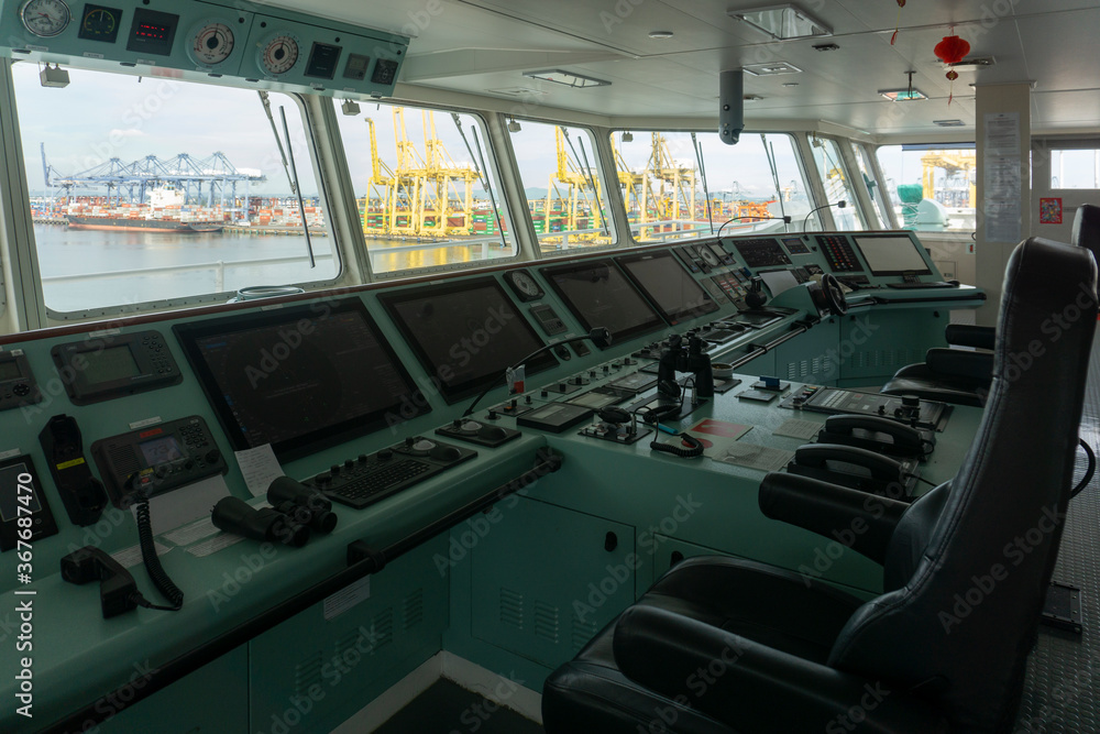 Foto Control room of cargo ship on the top bridge for navigation at sea ...