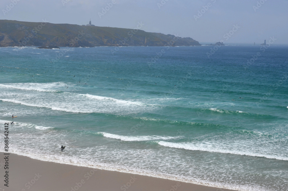 Surf, Baie des Trépassés avec à gauche la Pointe du Raz, Finistère ...