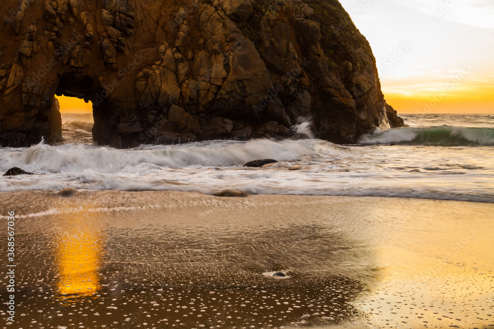 Sunset Through Portal of Keyhole Arch aka Pfeiffer Beach Arch at ...