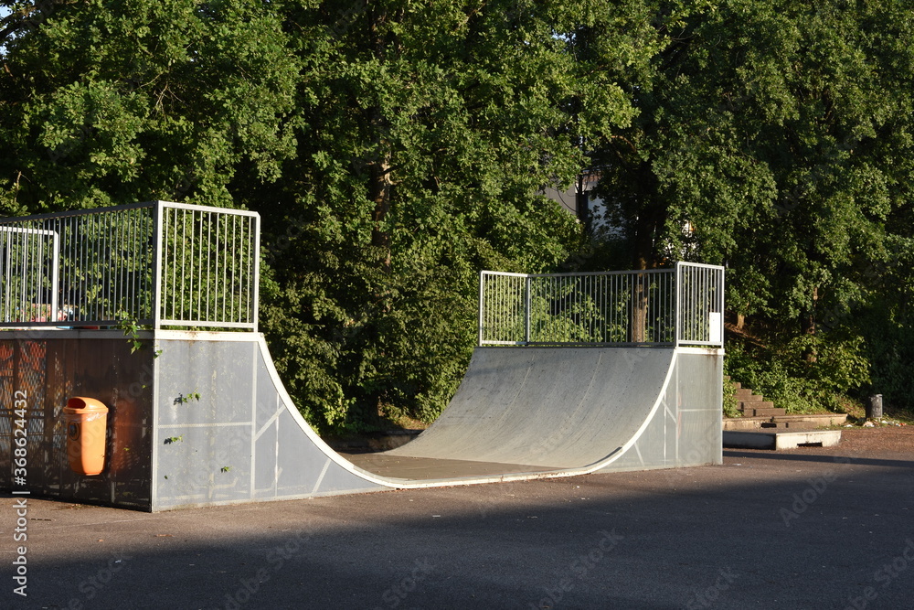 Foto Skateboard ramp made from aluminium and wood in school playground without people due to ...
