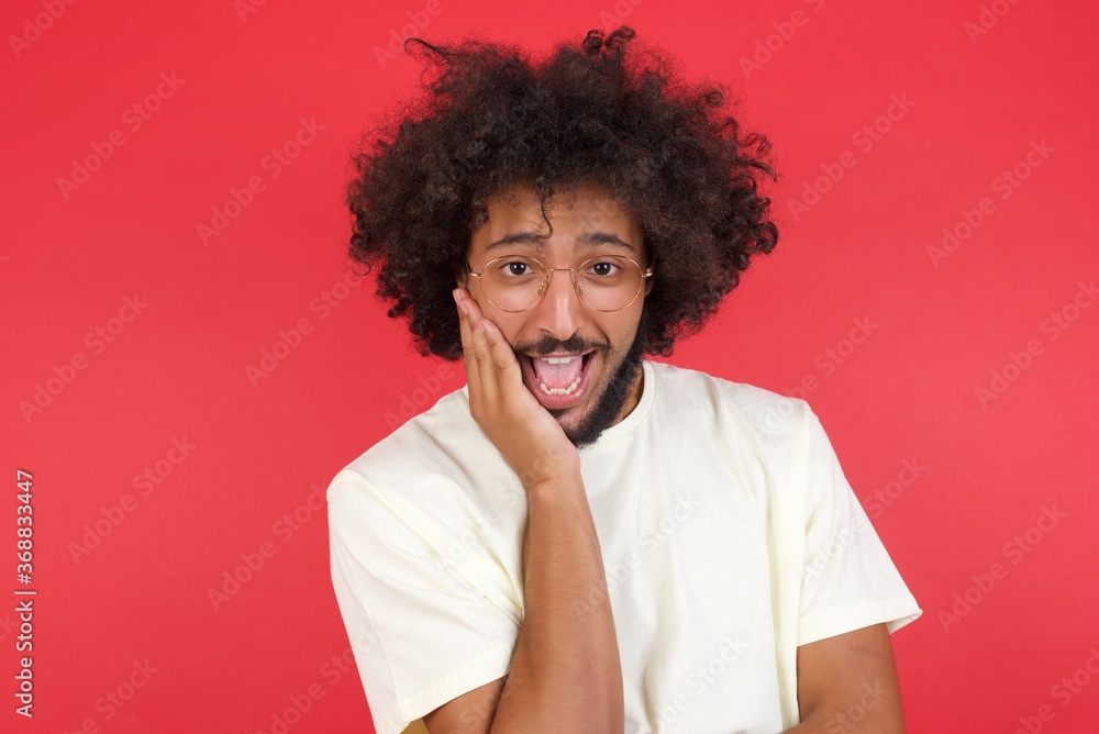 Foto de Stock Surprise astonished handsome guy. Closeup portrait of man ...