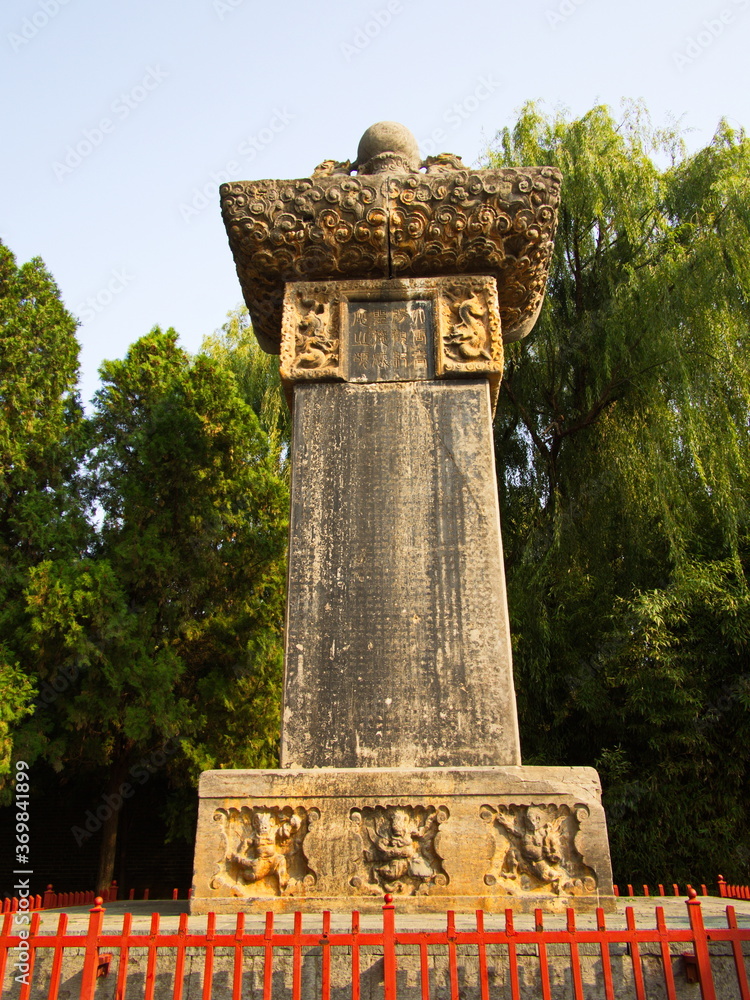 Foto Huge Tang Stone Tablet at the gate of Shaolin Temple. Famous and ...