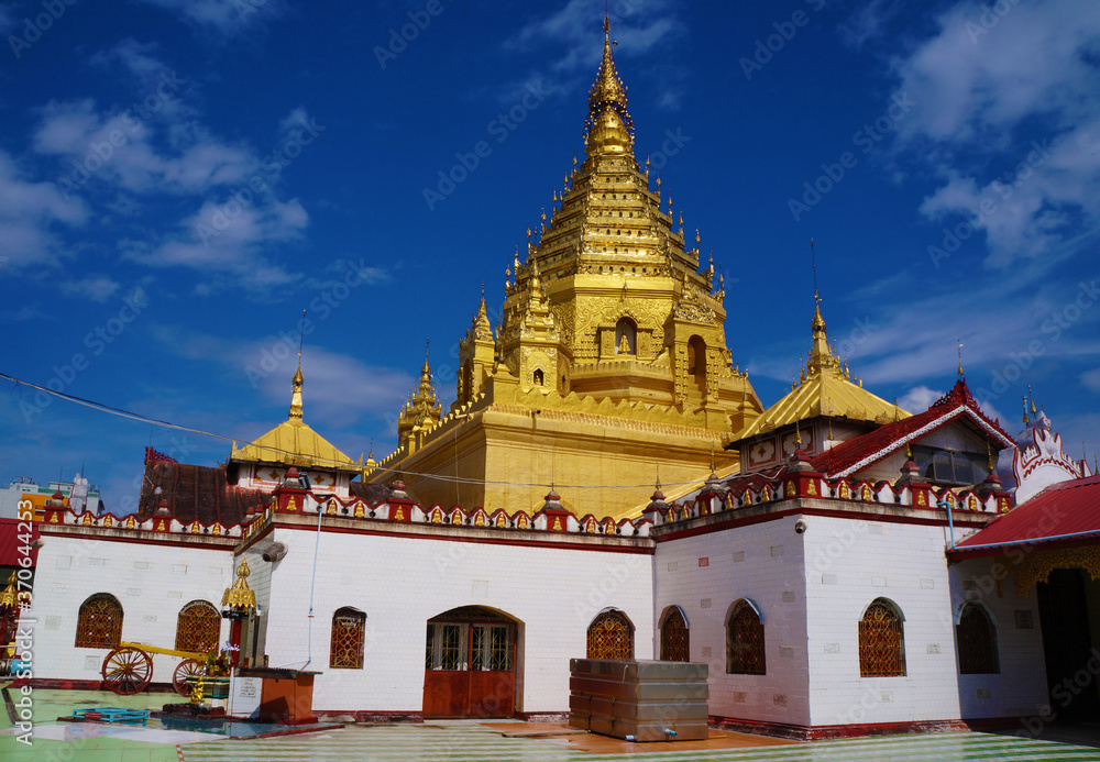Yadana Man Aung Su Taung Pyay Pagode - Nyaung Shwe Myanmar Stock Photo ...