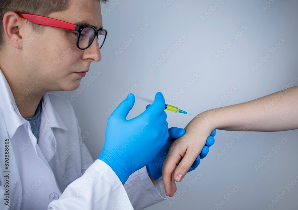 Stock-Foto „An orthopedic surgeon gives an injection in the wrist ...