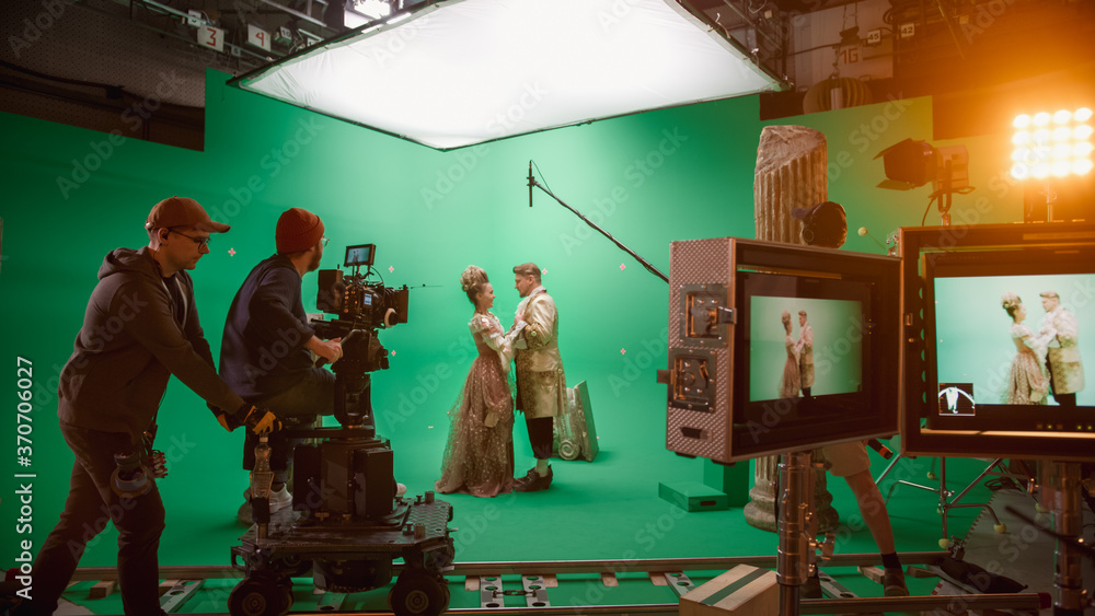 Foto de Stock On Set: Famous Female Director Controls Cameraman ...