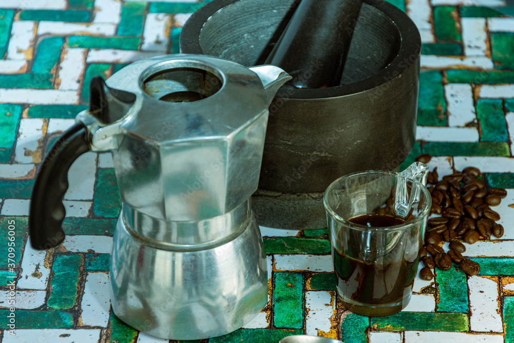 still life con granos de de cafe, molidos con un mortero y moka ...