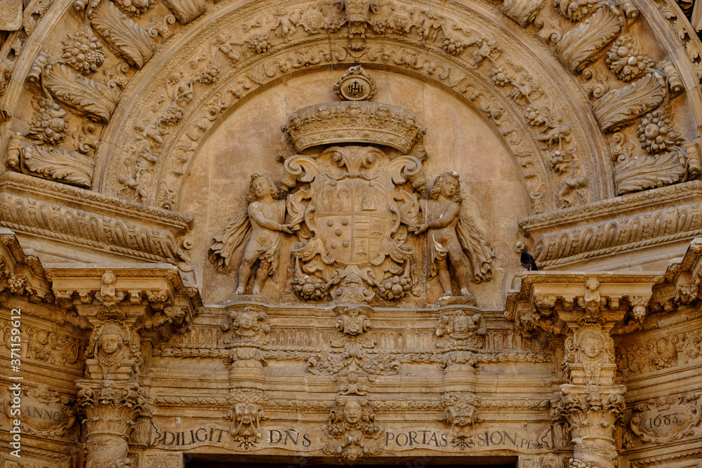escudo del patrocinador de las obras, Ramon de Verí, portada iglésia de ...