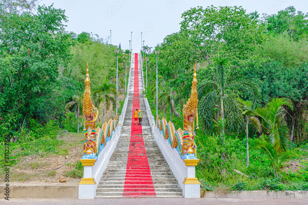 Foto de Stock Naga Ladder The way up to pay homage to Luang Pho Nin ...