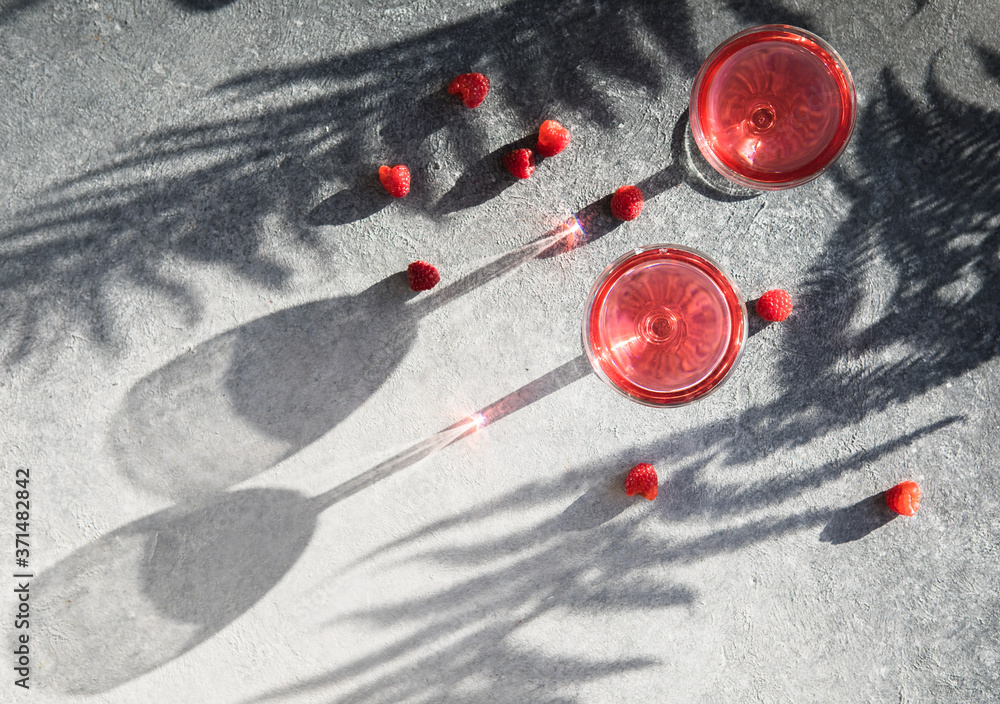 Smash gin alcoholic cocktail. Long raspberry drink on gray stone ...
