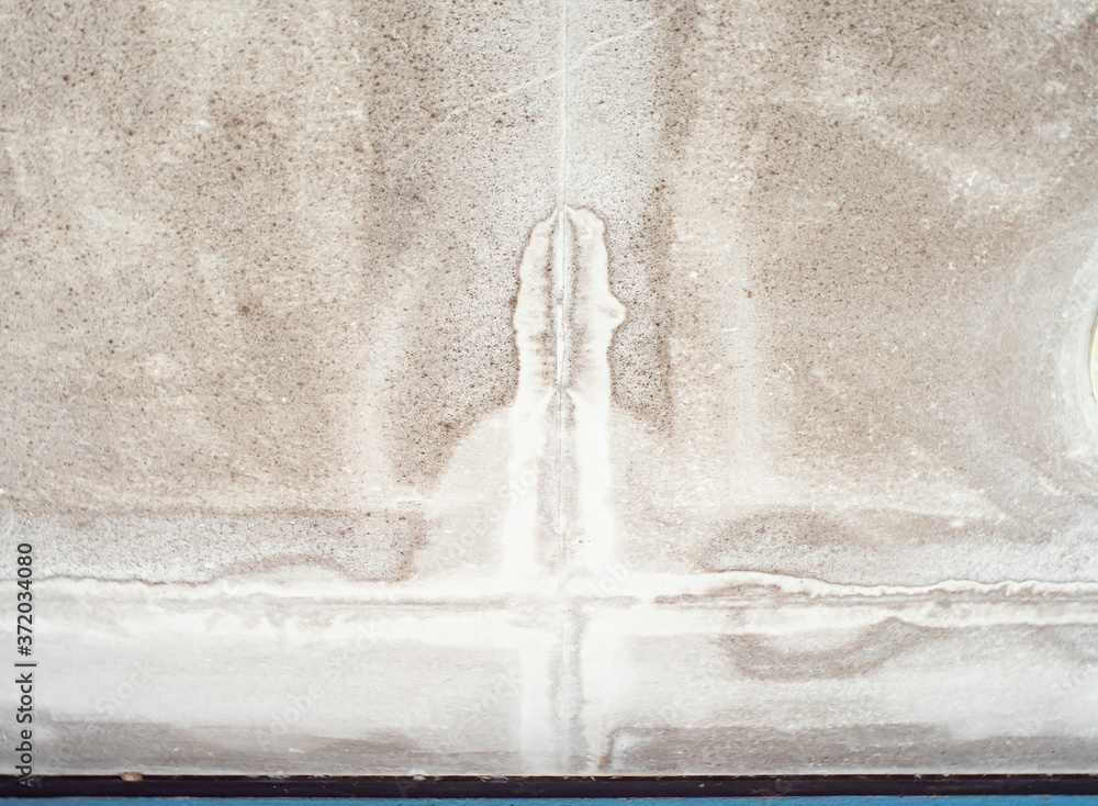 Photo Stock The white ceiling with water seepage will damage the ...
