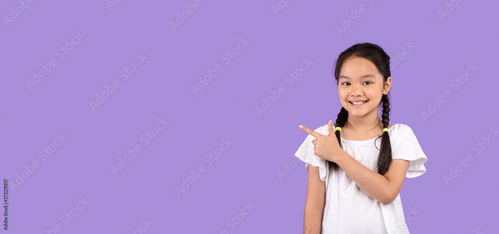 Cute Asian Little Girl Pointing Finger Aside In Studio, Panorama 素材庫相片 ...