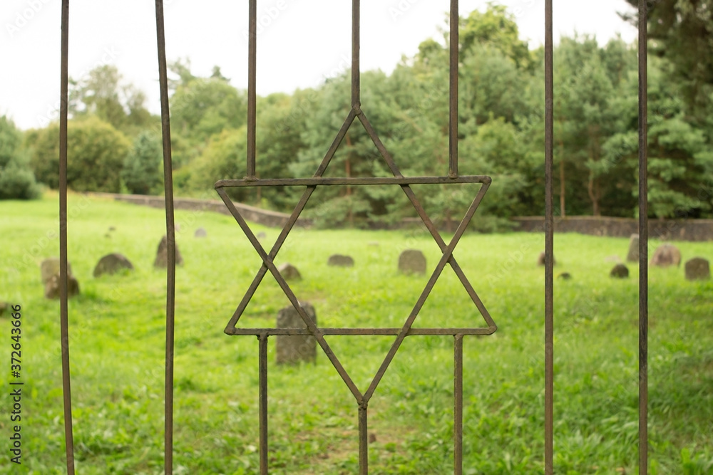 Foto Star of David (symbol and sign of the Jews) on the iron grate of ...